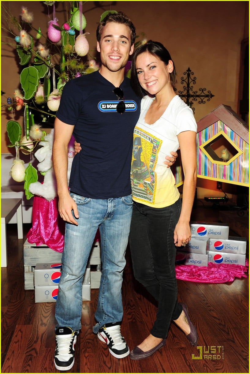 Jessica Stroup Boyfriend Dustin Milligan
