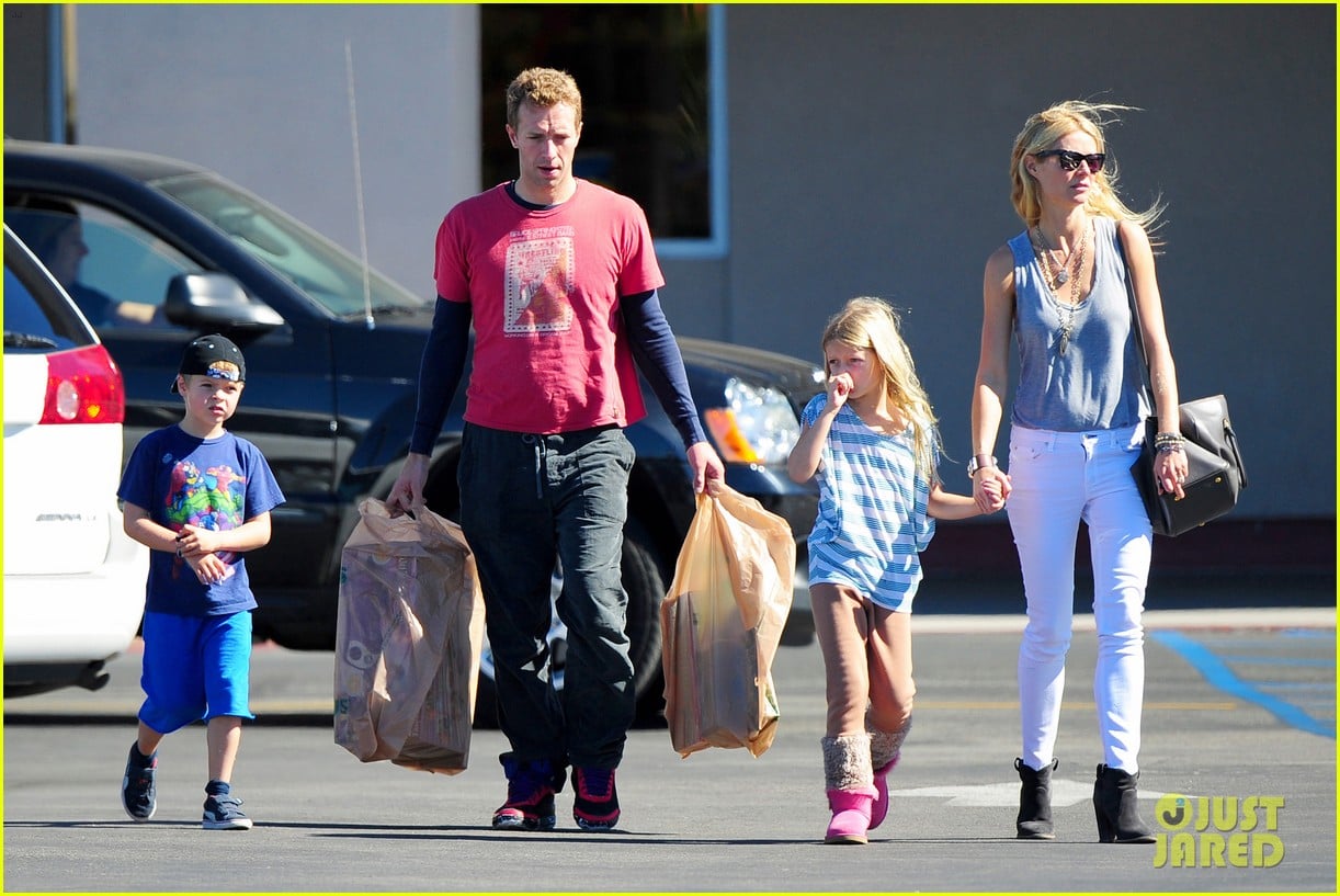 Gwyneth Paltrow & Chris Martin: Toys 'R' Us with the Kids!: Photo ...