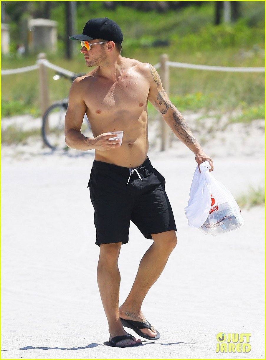 Ryan Phillippe looking swole while on the beach with his model bae ...