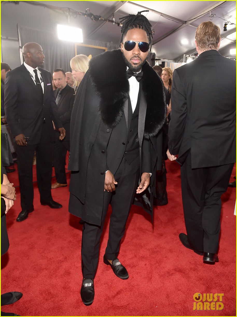 What kind of fur is this? Also, is this a regular coat shape? : r/sewing